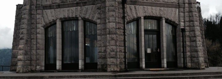 Crown Point Vista House - Scenic Lookout in Corbett