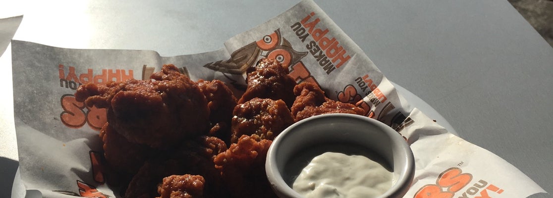 Hooters - La Isla Shopping Village