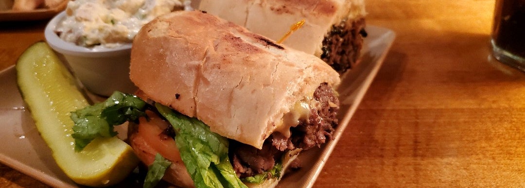 Macado's Restaurant & Bar - 19 W Main St