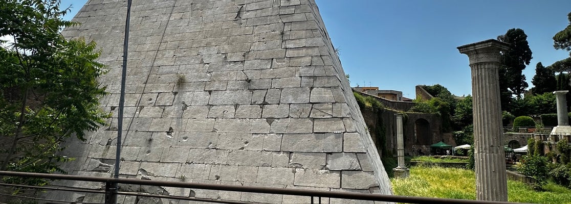 Piramide Cestia - Monument in Testaccio
