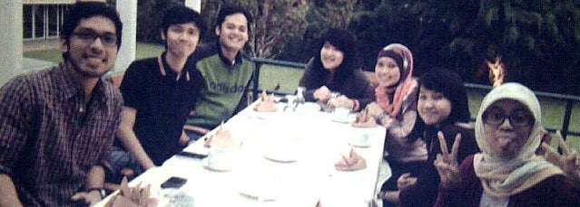 Maxi's Resto - American Restaurant