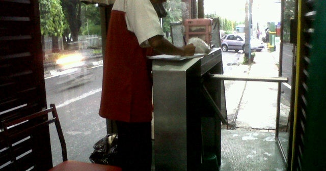 Halte TransJogja Santren - Jl. Gejayan, Sleman