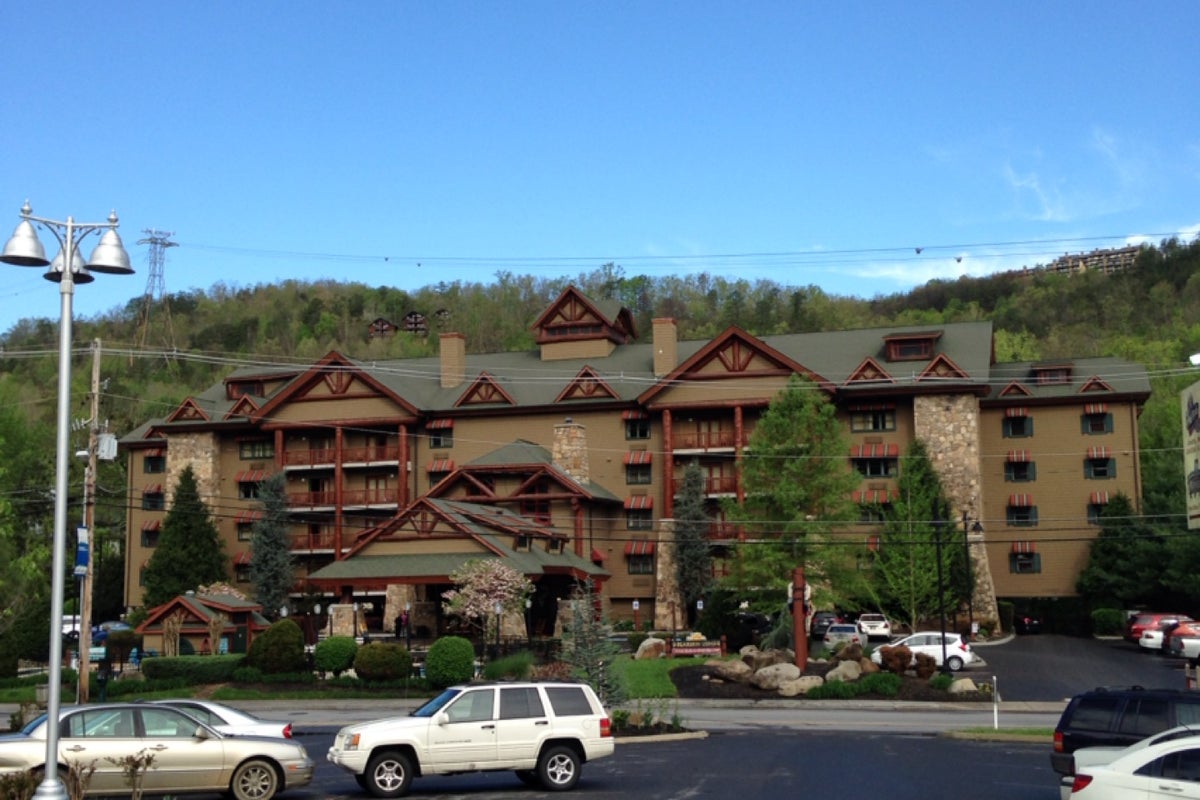 Bearskin Lodge On The River - 840 River Rd, Gatlinburg