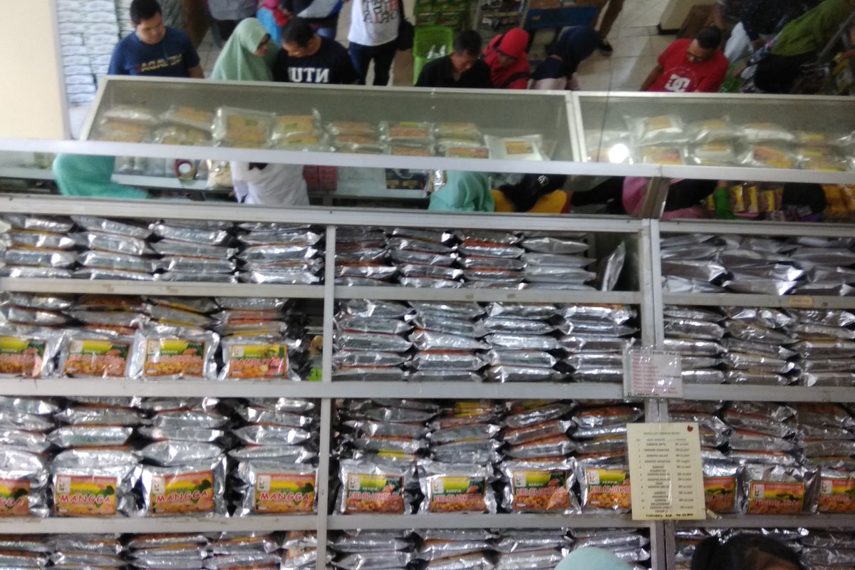 Lancar Jaya Pusat Oleh-oleh - Jl. Sanan No. 30, Malang