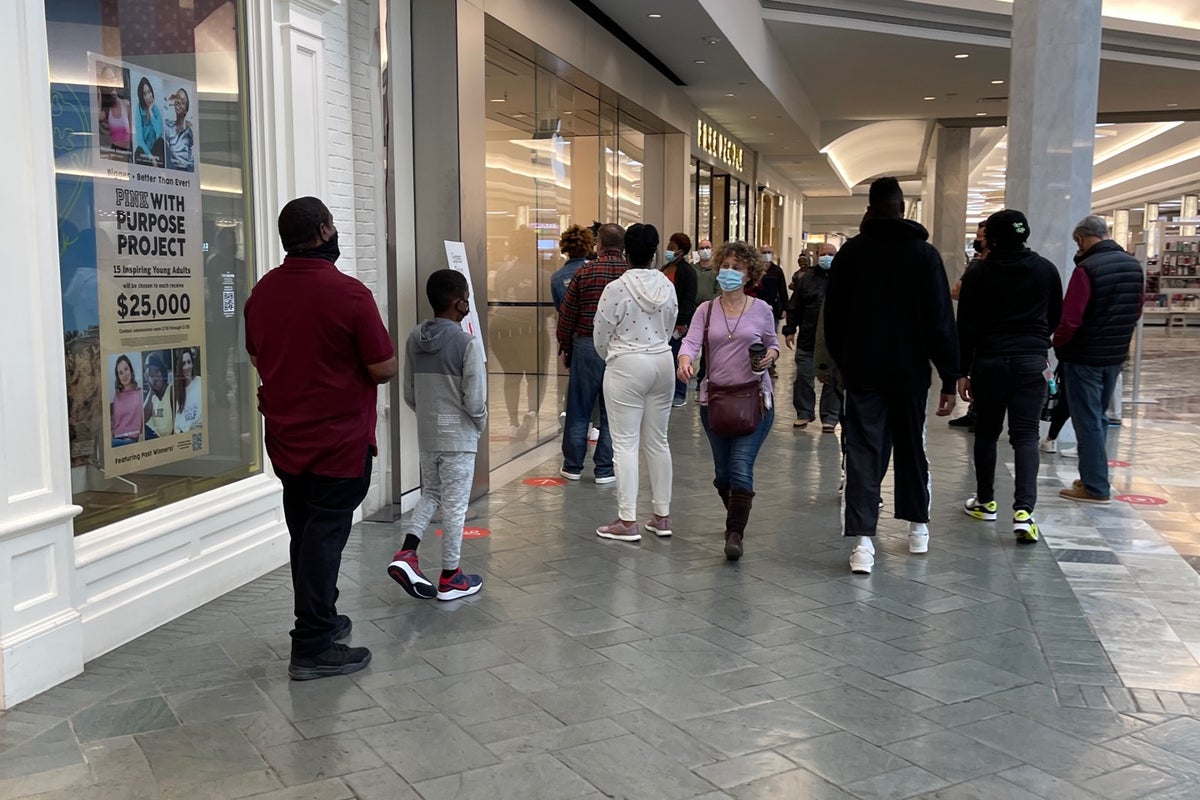 Apple Lakeside Shopping Center - 3301 Veterans Memorial Boulevard, Metairie