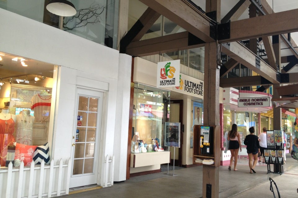 Ward Warehouse - 1050 Ala Moana Blvd, Honolulu