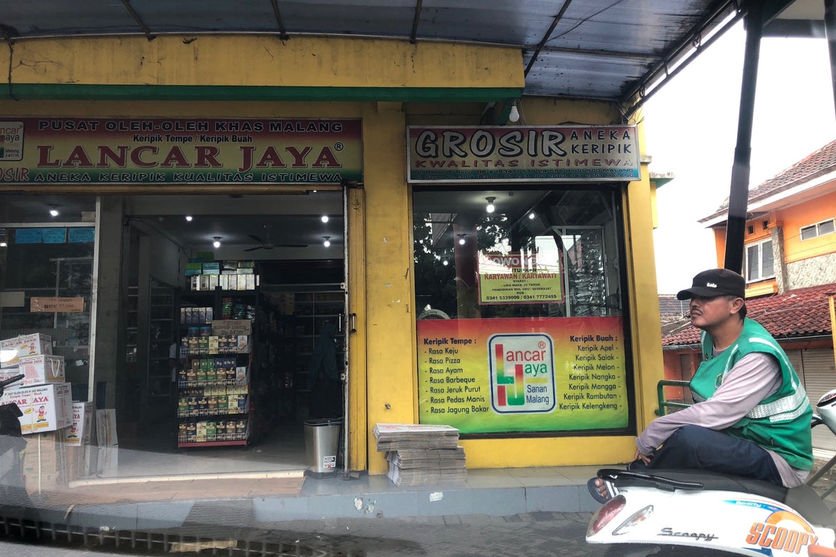Lancar Jaya Pusat Oleh-oleh - Jl. Sanan No. 30, Malang