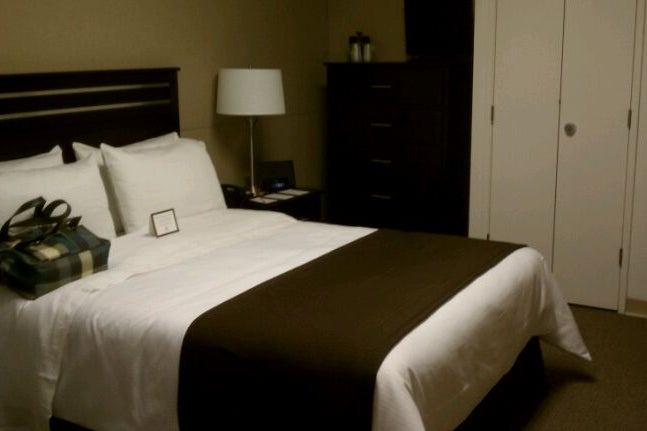 UCLA Courtside (Sunset Village) - 200 DE Neve Dr, Los Angeles