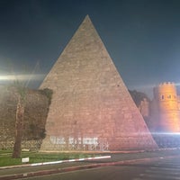 Piramide Cestia - Monument / Landmark in Testaccio