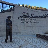 Pat Head Summitt Plaza and Statue - Monument in Knoxville