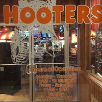 Hooters - American Restaurant in Waldorf