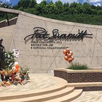 Pat Head Summitt Plaza and Statue - Monument in Knoxville