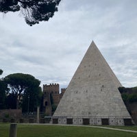 Piramide Cestia - Monument / Landmark in Testaccio