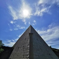 Piramide Cestia - Monument / Landmark in Testaccio