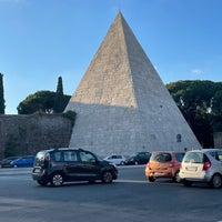 Piramide Cestia - Monument / Landmark in Testaccio