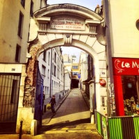 Le Merle Moqueur - Bookstore in Paris