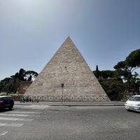 Piramide Cestia - Monument in Testaccio