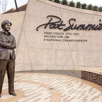 Pat Head Summitt Plaza and Statue - Monument in Knoxville