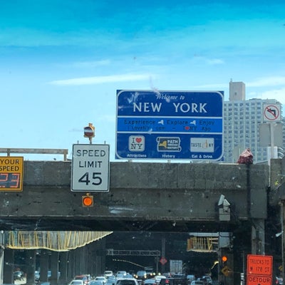 New Jersey / New York Border - Border Crossing in New York