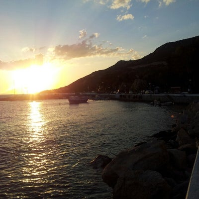 Παραλία Λουτρακίου (Loutraki Beach) - Beach in Λουτράκι