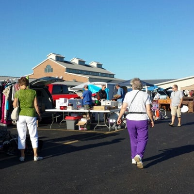 Hartville Marketplace & Flea Market - Flea Market in Hartville