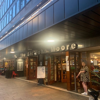 The Sir John Moore (Wetherspoon) - Pub in City Centre