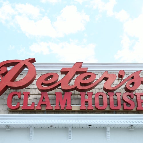 Peter's Clam Bar & Seafood Restaurant - 600 Long Beach Rd - Island Park