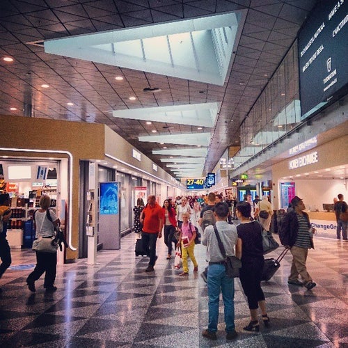 Helsinki Airport (HEL) (Helsinki-Vantaan lentoasema) - Lentäjänkuja 1 ...