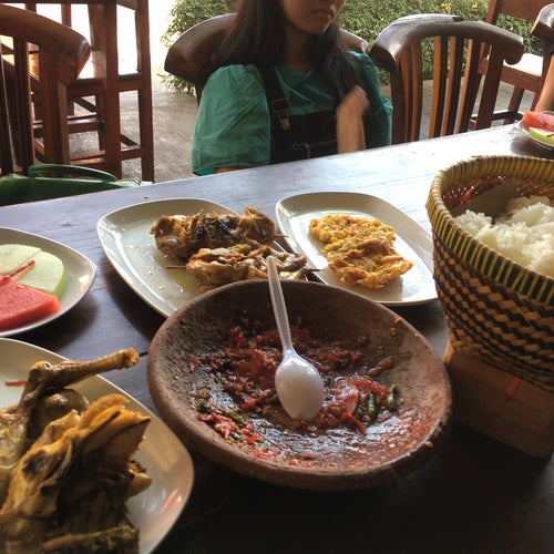 Rumah Makan Hj Cijantung Ciganea - Rest Area KM 72 - Campaka