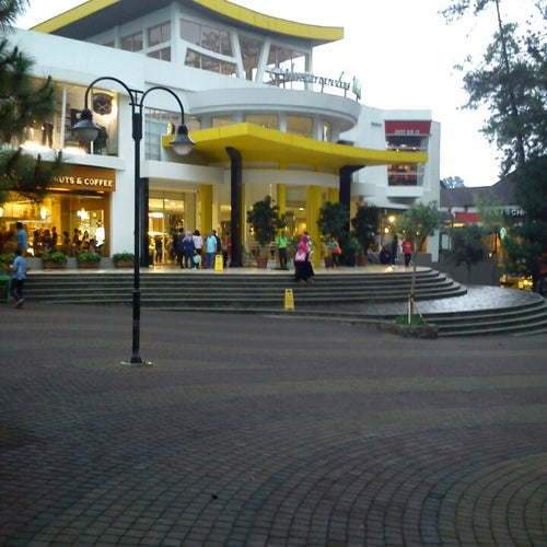 Cihampelas Walk (CiWalk) - Jl. Cihampelas No. 160 - Bandung