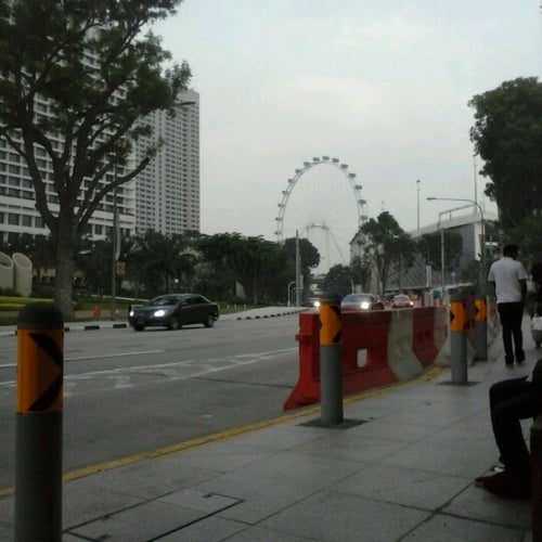 Bus Stop 02061 (The Esplanade) - Raffles Ave. - Singapore