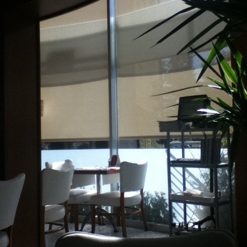 Oliver Cafe & Lounge - 9601 Wilshire Blvd - Beverly Hills