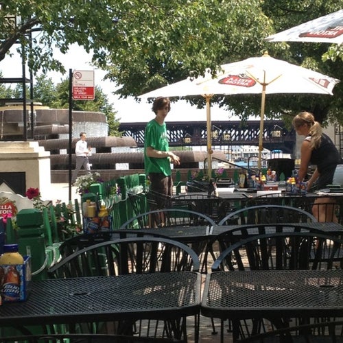 Lizzie McNeill's Irish Pub - 400 N McClurg Ct - Chicago