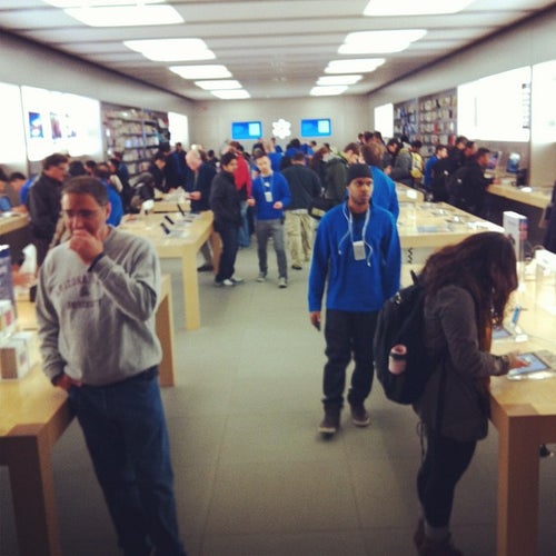 Apple Pacific Centre - 701 West Georgia Street - Vancouver