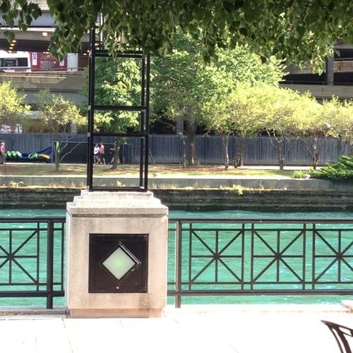 Lizzie McNeill's Irish Pub - 400 N McClurg Ct - Chicago