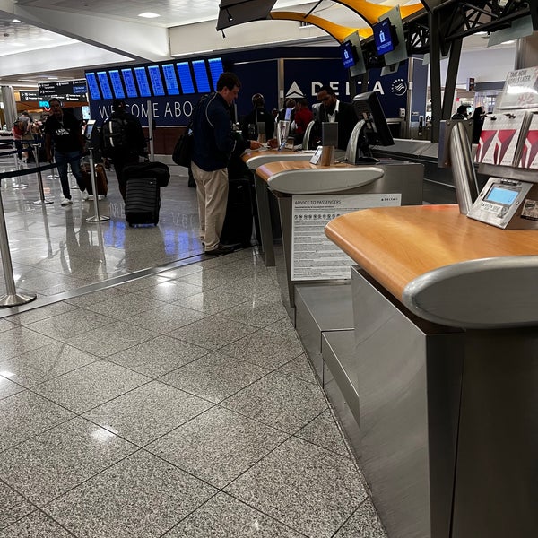 United Airlines Ticket Counter - Airport Ticket Counter
