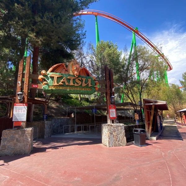 Tatsu - Theme Park Ride / Attraction