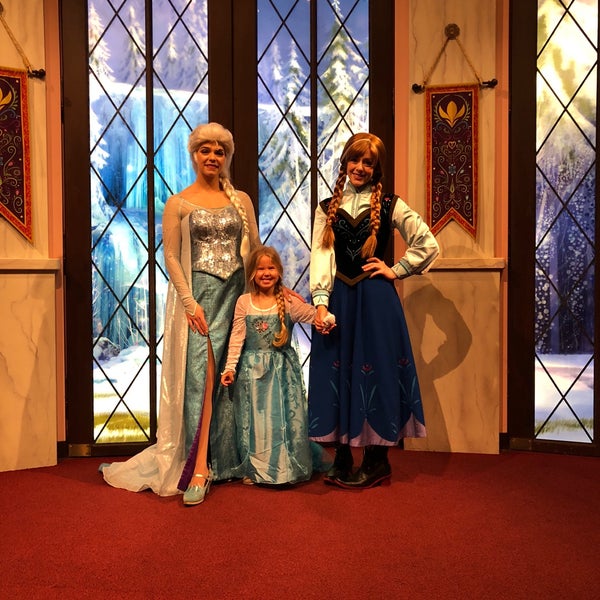 Anna And Elsa Royal Welcome - Performing Arts Venue in Anaheim