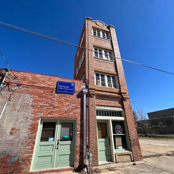 Worlds Smallest Skyscraper - Monument / Landmark