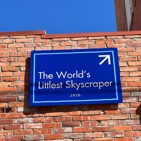 Worlds Smallest Skyscraper - Monument / Landmark