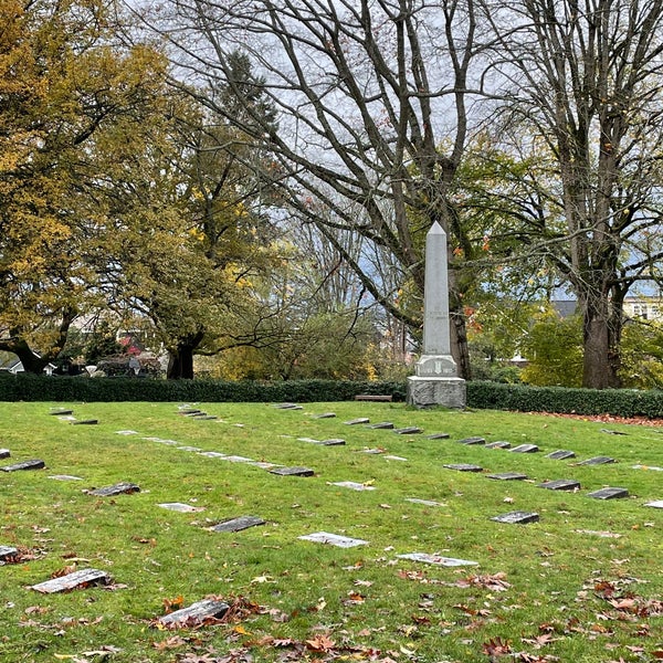 Grand Army of the Republic Cemetery - Cemetery in Montlake