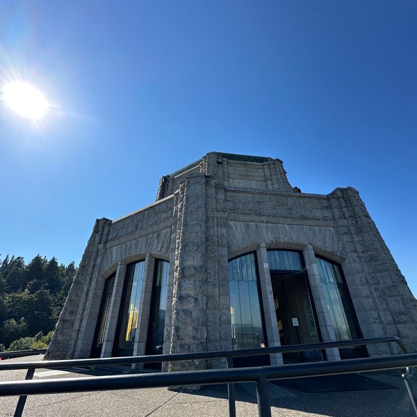 Crown Point Vista House - Scenic Lookout in Corbett
