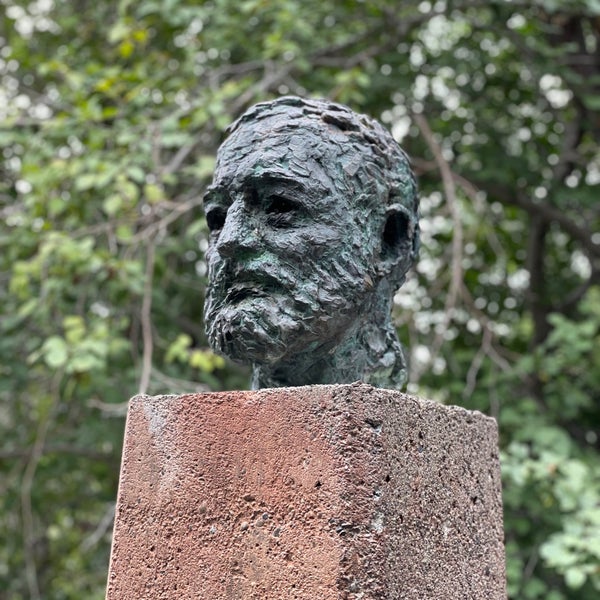 Hemingway Memorial - 2 tips from 120 visitors