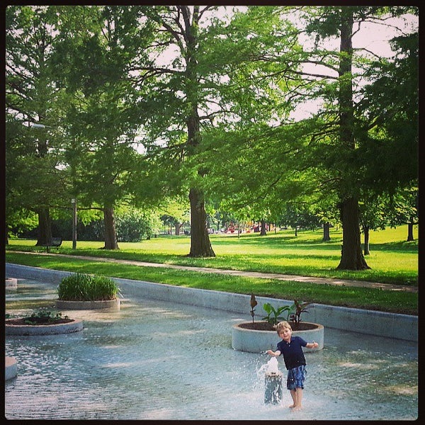 Francis Park - Park in St. Louis Hills