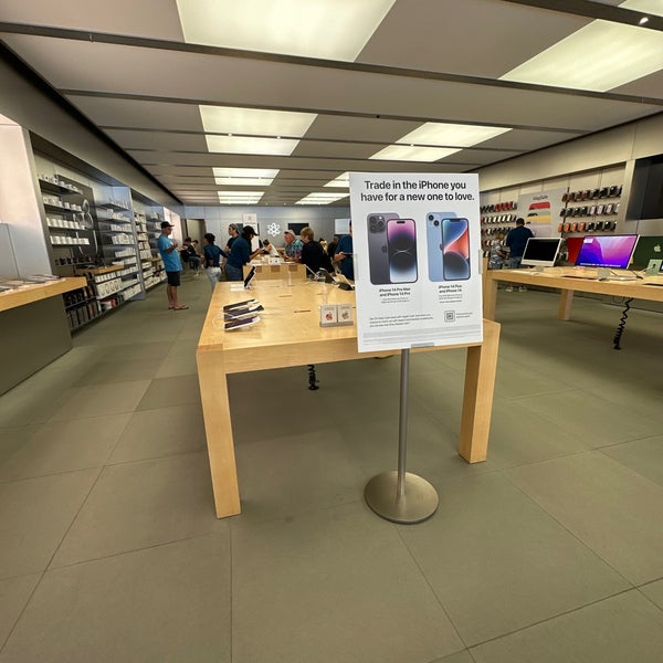 Apple Carlsbad - Electronics Store