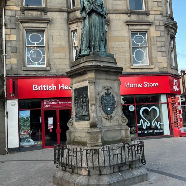 Queen Victoria Statue - Outdoor Sculpture in Leith