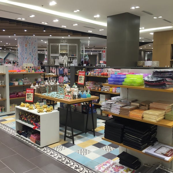 Wellworth Department Store (Now Closed) - Quezon City District 4 ...