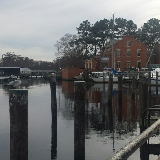 Mariners' Wharf - Harbor / Marina in Waterfront