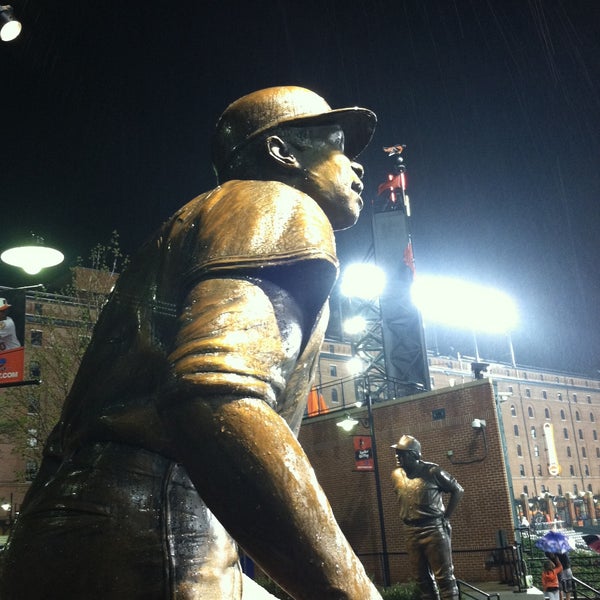 Frank Robinson sculpture by Toby Mendez - The Stadiums - Orioles Park ...