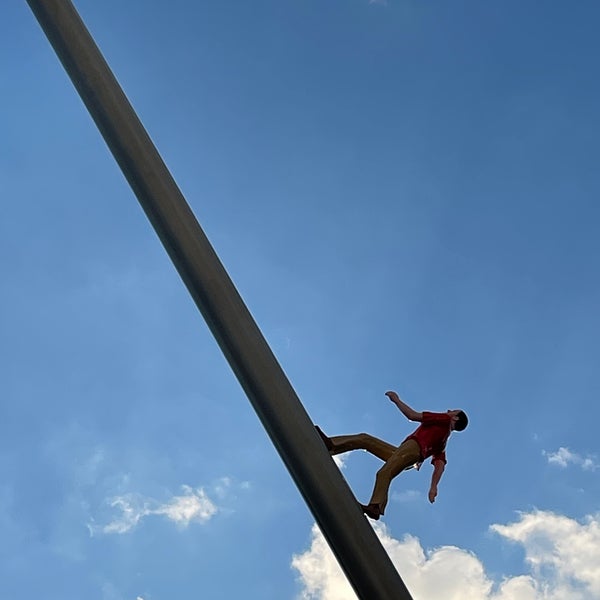 Man Walking to the Sky (Himmelsstürmer) - Mitte - Rainer-Dierichs-Platz 1